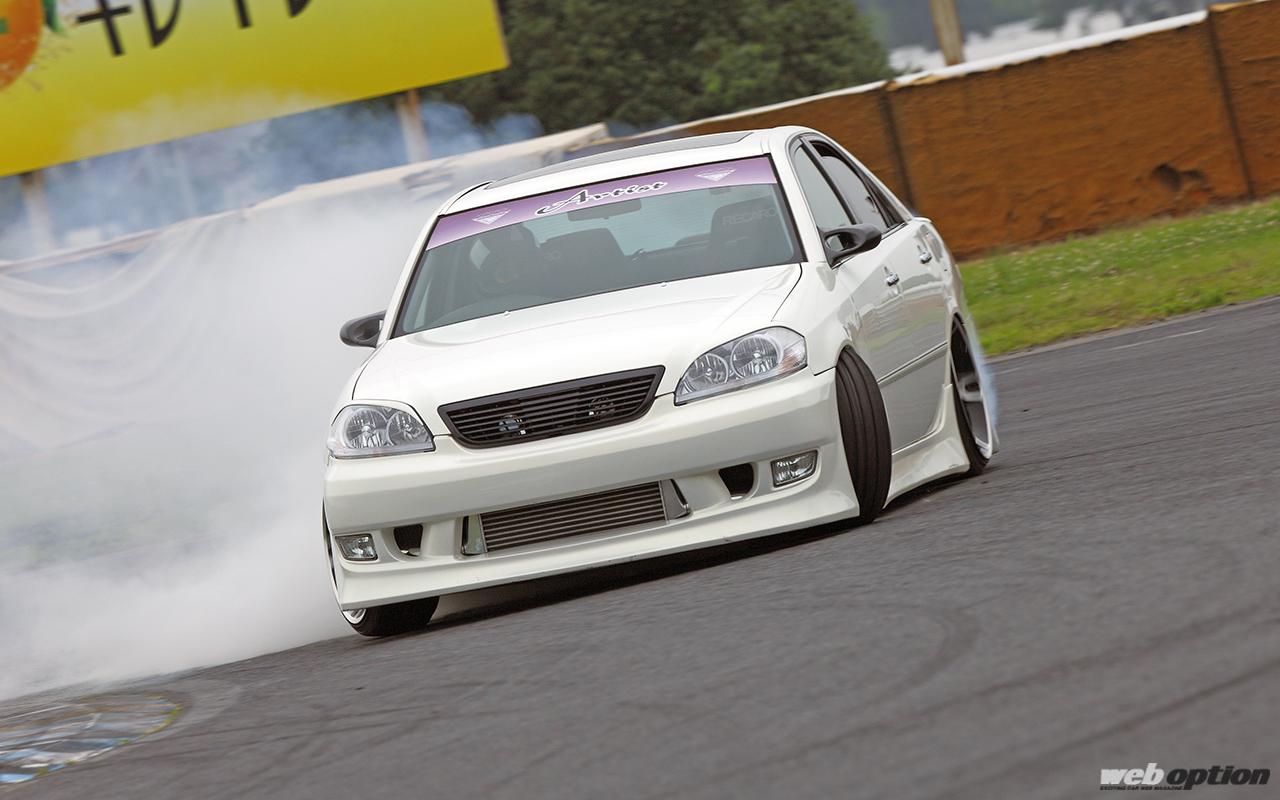「見た目と走りのギャップが素敵なJZX110ドリドレ仕様」 1JZエンジンは巨体をアクセル一発でドリフトに持ち込む500馬力へと強化 ...