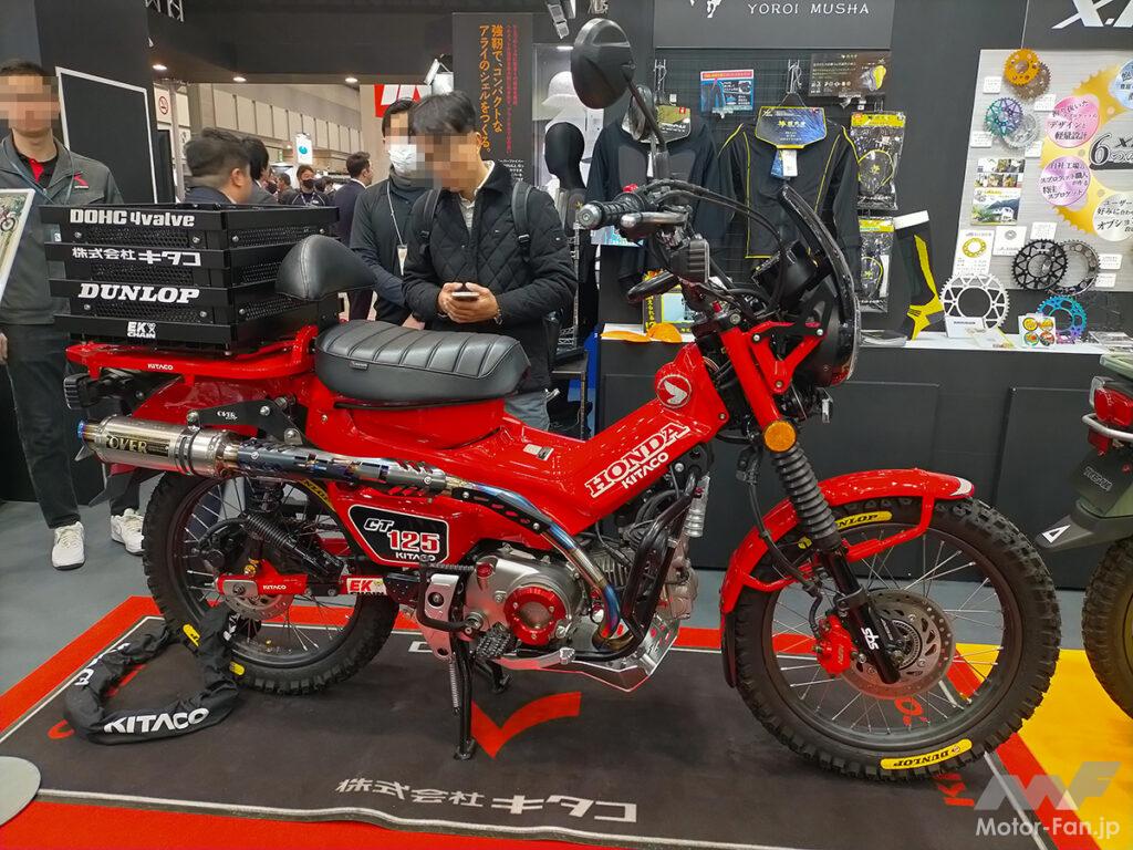 グロムを9馬力→23馬力にパワーアップする「181cc DOHCボアアップKIT」！ ホンダCT125ハンターカブ用もスタンバイ！ キタコ｜モーターサイクルショー2024 | Motor ...
