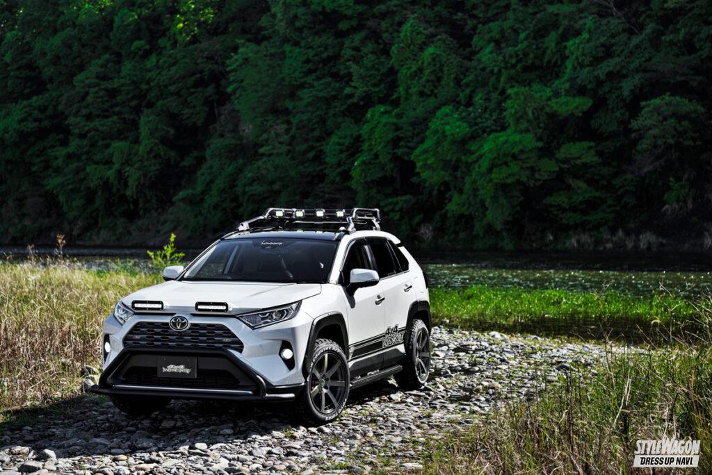 メタル素材が新鮮！ 4×4 AVANZAREのボディキットをまとい、アクティブなRAV4が完成！ | Motor-Fan[モーターファン] 自動車関連記事を中心に配信するメディアプラットフォーム